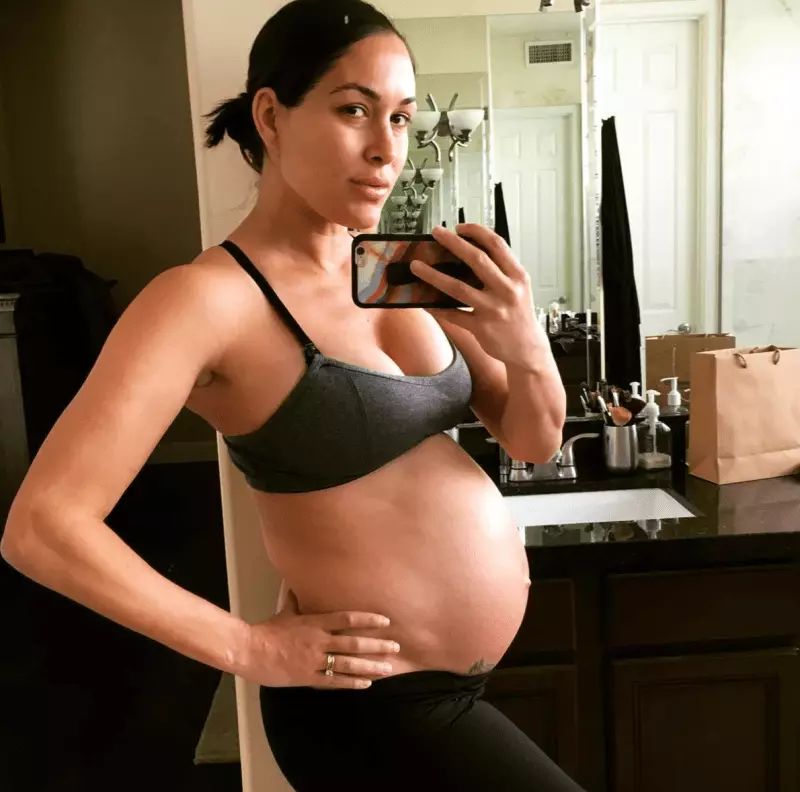 Brie bella ነፍሰ ጡር 27 ሳምንታት