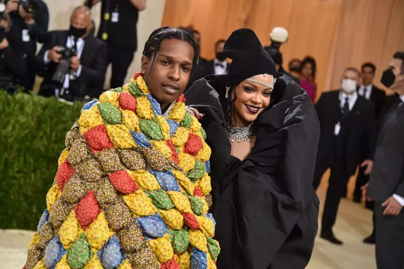 Rihanna sareng Kabogoh ASAP Rocky Walk 2021 Met Gala Red Carpét Babarengan - Tingali Poto