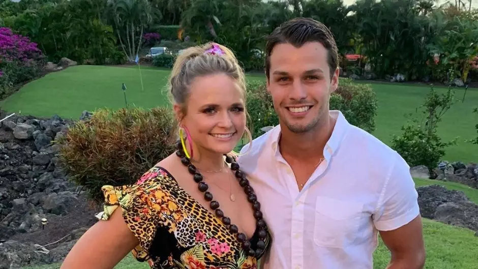 Miranda Lambert A apere hempe e entsoeng ka mohlala le Brendan McLoughlin Hawaii