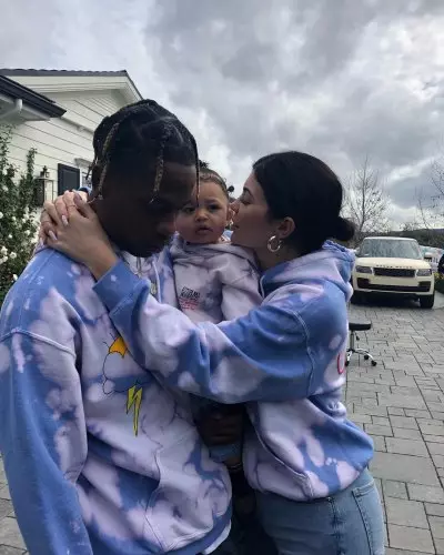 Hirukote gozoena! Kylie Jenner eta Travis Scotten familia argazkirik politenak Stormi Websterrekin