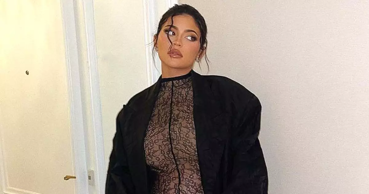 Kylie Jenner-ek haurtxoaren kolpea erakusten du jaiotzaren zurrumurruen artean: argazkia