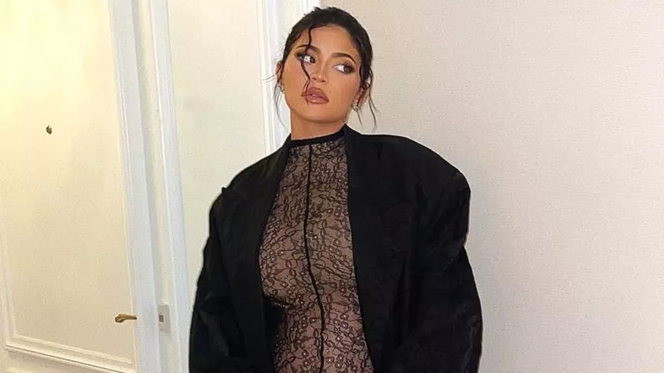 Kylie Jenner o bonts'a Leqeba la Ngoana Har'a Marumo a Hore O se A Tsoetse Ngoana No. 2