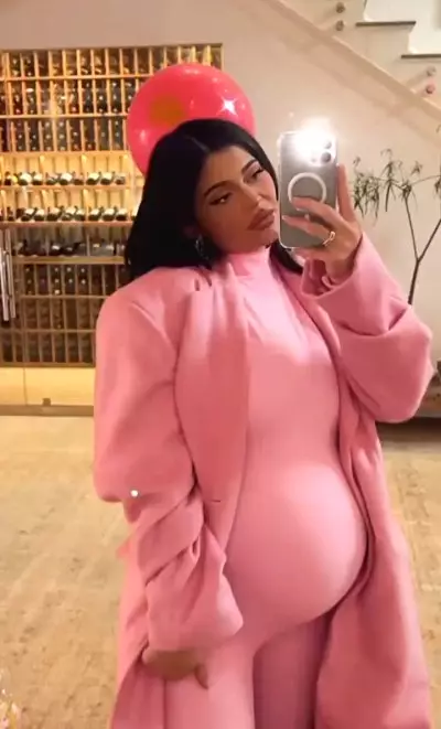 Kylie Jenner pronkt met babybuil te midden van geruchten dat ze al is bevallen van kind nr. 2.