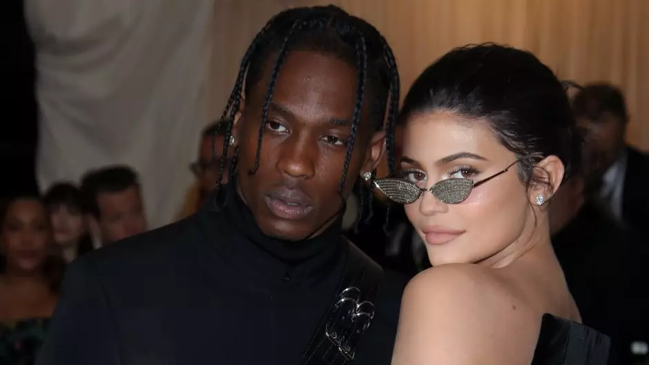 Kylie Jenner a Travis Scott ‘Gorlethu Gyda Chariad’ Yn dilyn Geni Babi Rhif 2: ‘So Blessed’