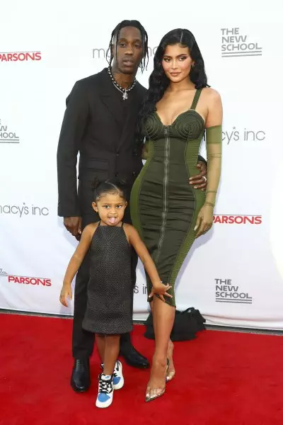 Kylie Jenner, Merch Travis Scott Stormi 'Dyw'r Camera ddim yn Swil'