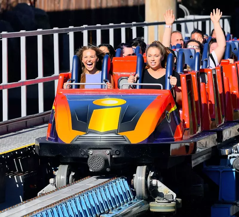 Hannah Brown Portante Mickey Mouse Ears ĉe Disneyland