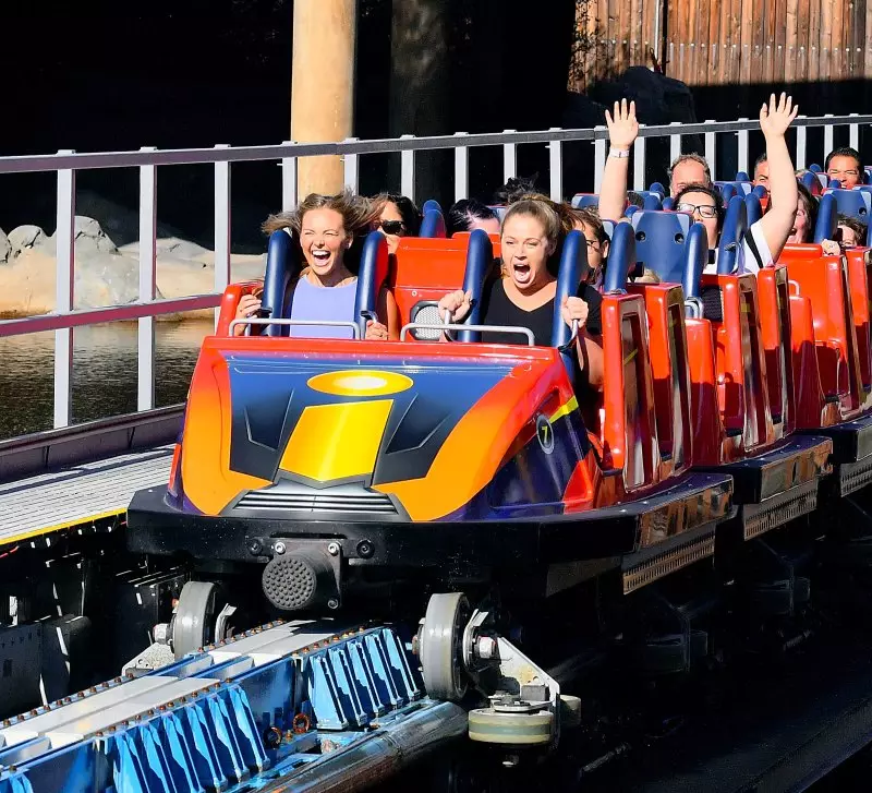 Hannah Brown Portante Mickey Mouse Ears ĉe Disneyland