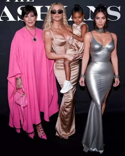 Khloe Kardashian Akuwomba Mmbuyo Pambuyo Pamafani Akuti Amasunga Mwana Wamkazi Wowona Kwambiri