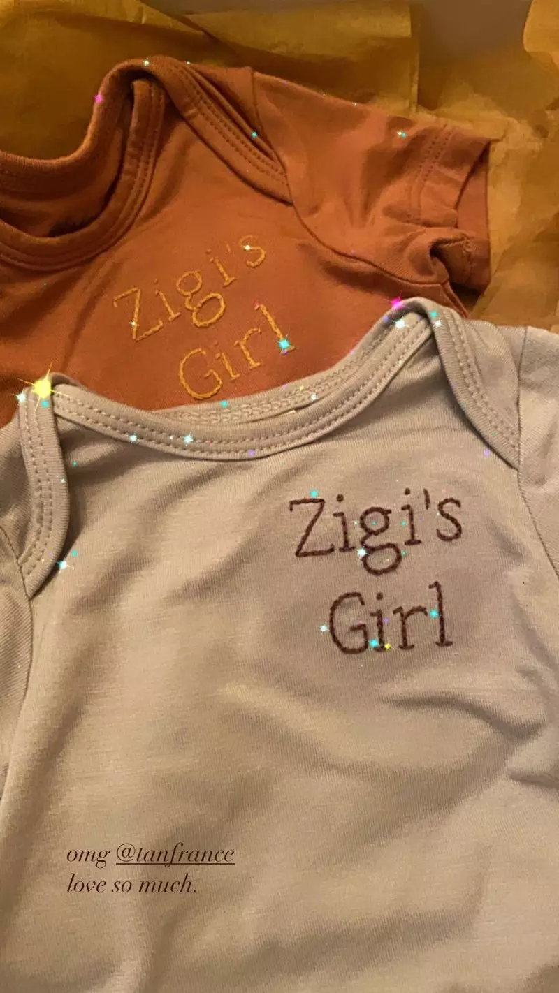 Gigi Hadid ແລະ Zayn Malik ລູກສາວ Onesies Zigi ຂອງ Tan france