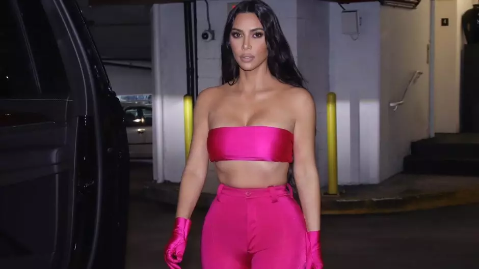 Kim Kardashian leva un top rosa e pantalóns ceñidos á pel para o lanzamento emerxente de Miami Skims