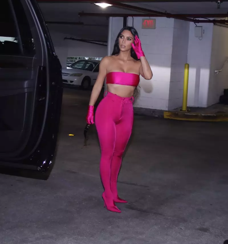 Kim Kardashian-ek arrosa moztua eta galtza estuak janzten ditu Miami Skims pop-up aurkezpenera