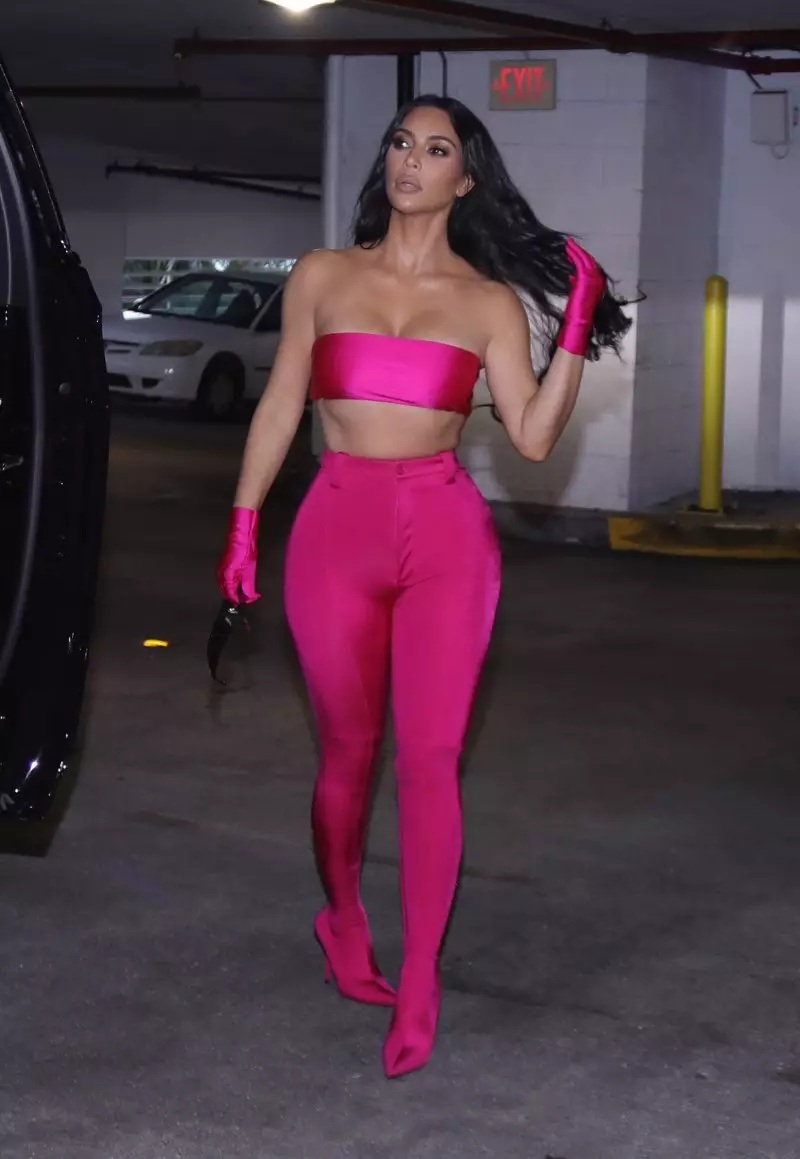 Kim Kardashian leva un top rosa e pantalóns ceñidos á pel para o lanzamento emerxente de Miami Skims