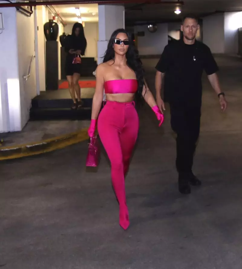 Kim Kardashian-ek arrosa moztua eta galtza estuak janzten ditu Miami Skims pop-up aurkezpenera