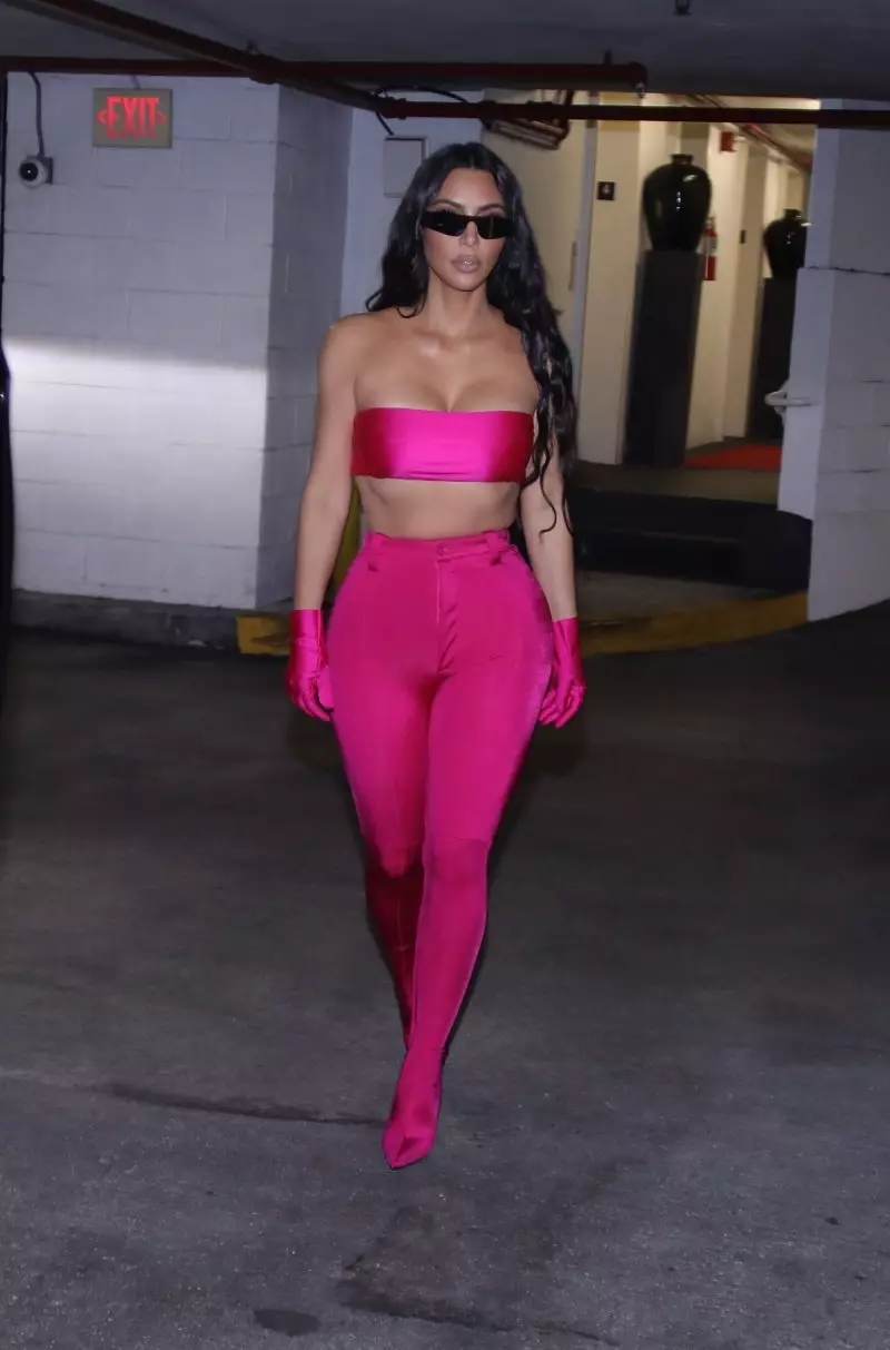 Kim Kardashian mặc áo crop top màu hồng nóng bỏng, quần bó sát da đến buổi ra mắt cửa sổ pop-up ở Miami Skims