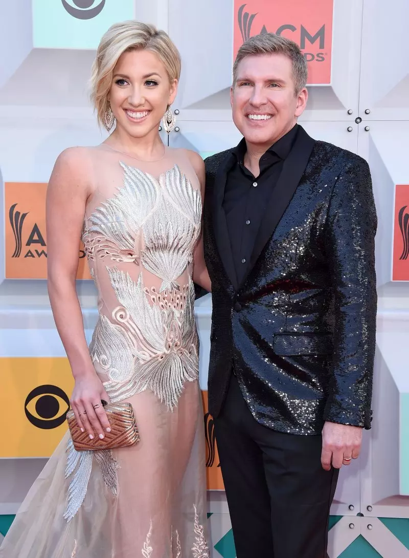 Todd Chrisley y Savannah Chrisley aplauden