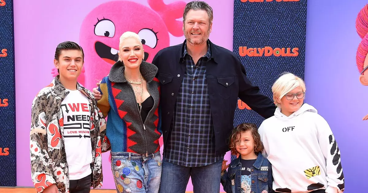 格温·史蒂芬妮 (Gwen Stefani) 和她的孩子们在父亲节的照片中对布莱克滔滔不绝
