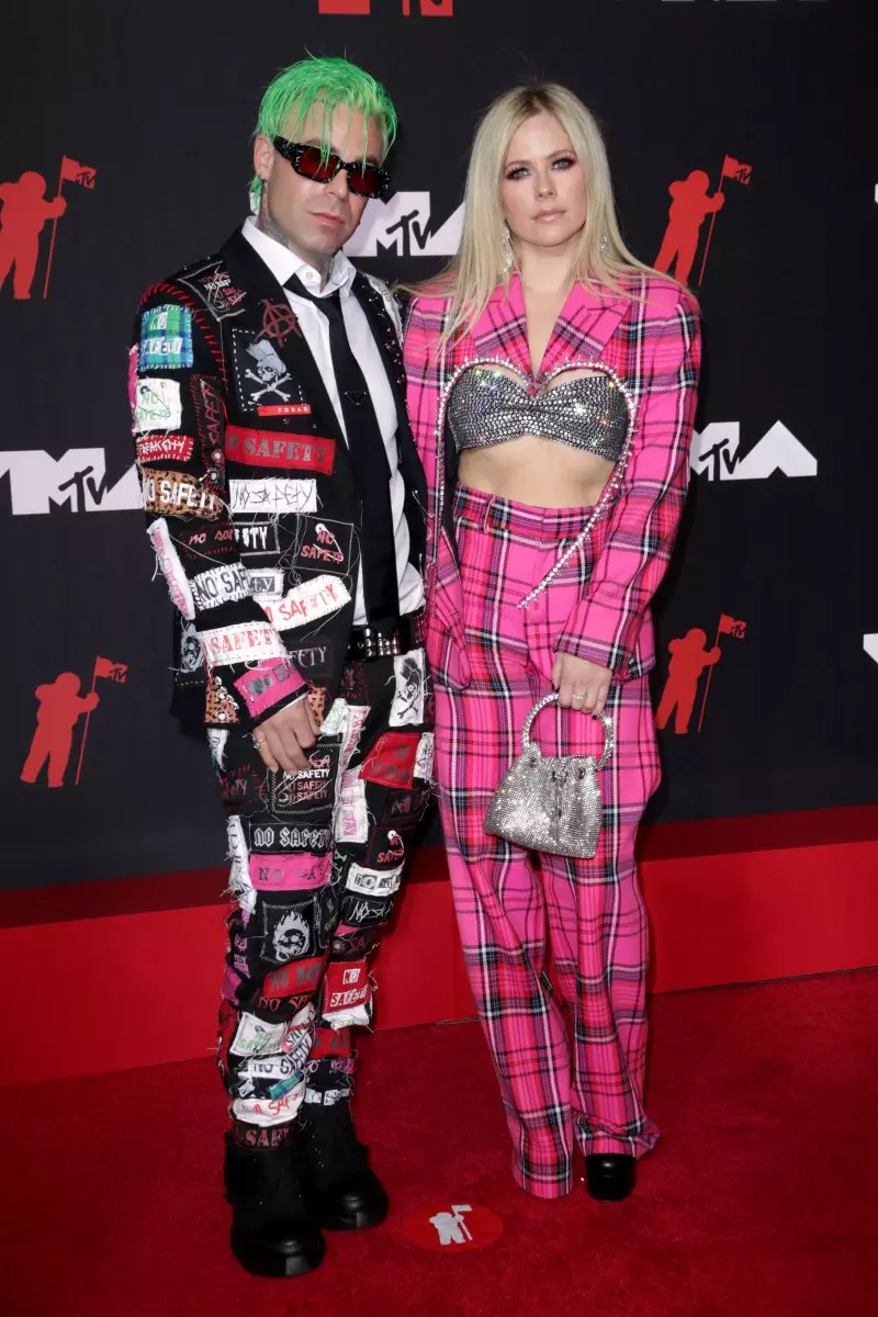 Kpakpando ọkacha mmasị gị gburu kapeeti uhie na 2021 MTV VMA: Lee Foto!