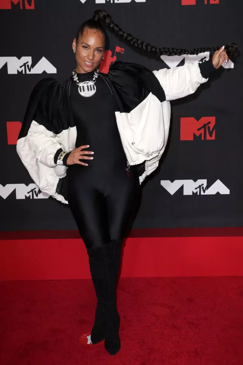 Kpakpando ọkacha mmasị gị gburu kapeeti uhie na 2021 MTV VMA: Lee Foto!