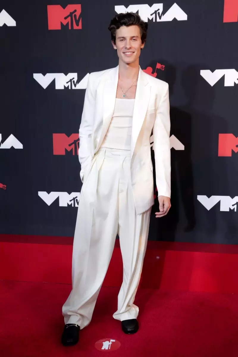 Kpakpando ọkacha mmasị gị gburu kapeeti uhie na 2021 MTV VMA: Lee Foto!