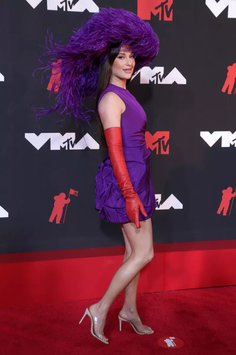 Вашы любімыя зоркі забівалі Чырвоную дарожку MTV VMA 2021: глядзіце фота!