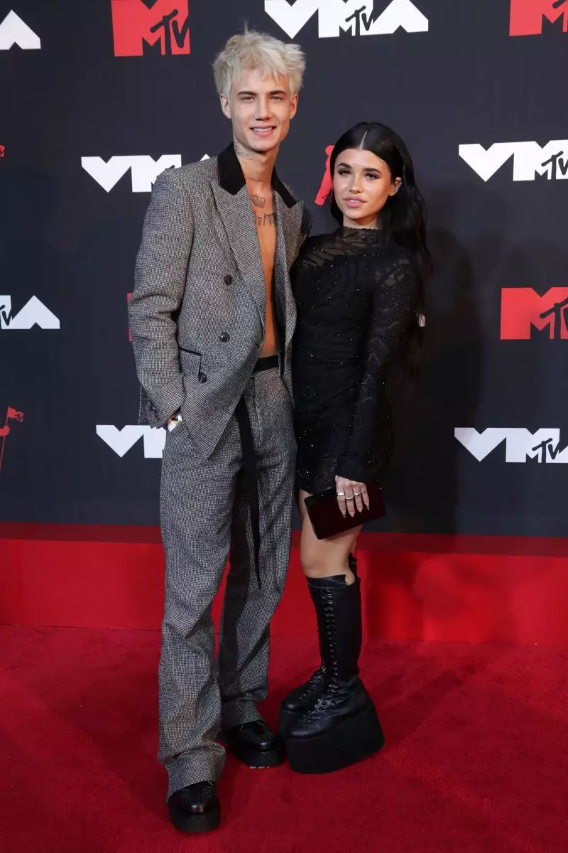 Stêrkên weyên bijare Xalîçeya Sor li MTV VMA-yên 2021-an xistin: Wêneyan Binêrin!