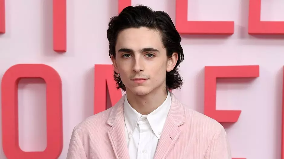 Timothee Chalamet Costume Rose Première Petite Femme