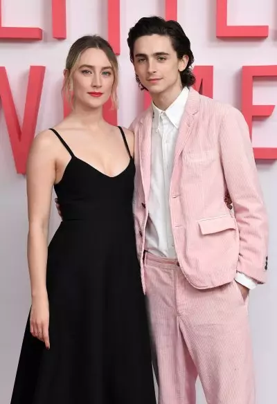 Timothee Chalamet र Saoirse Ronan सानो महिलाको समयमा रातो कार्पेटमा पोज