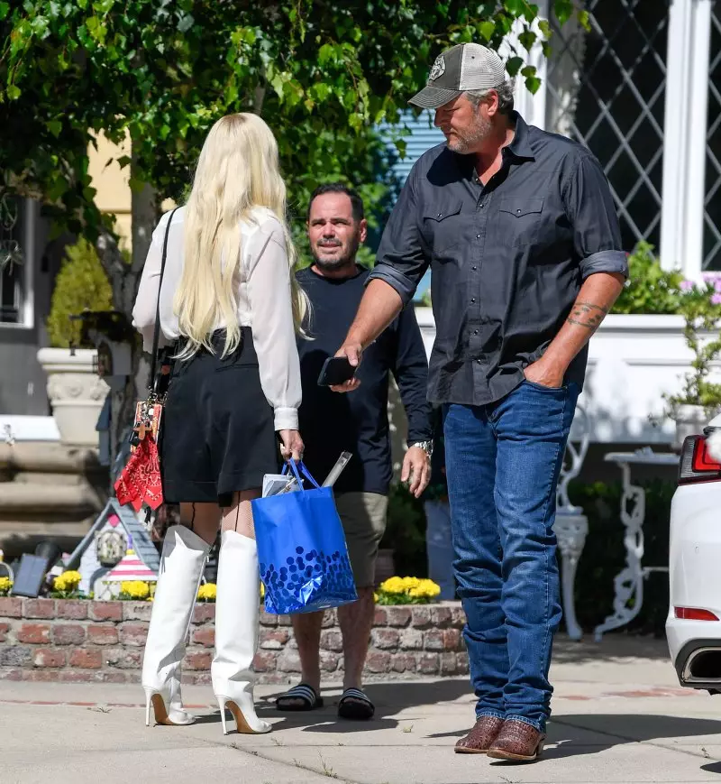 Gwen Stefani și Blake Shelton zâmbesc toți în timp ce își vizitează părinții în weekendul de Ziua Mamei