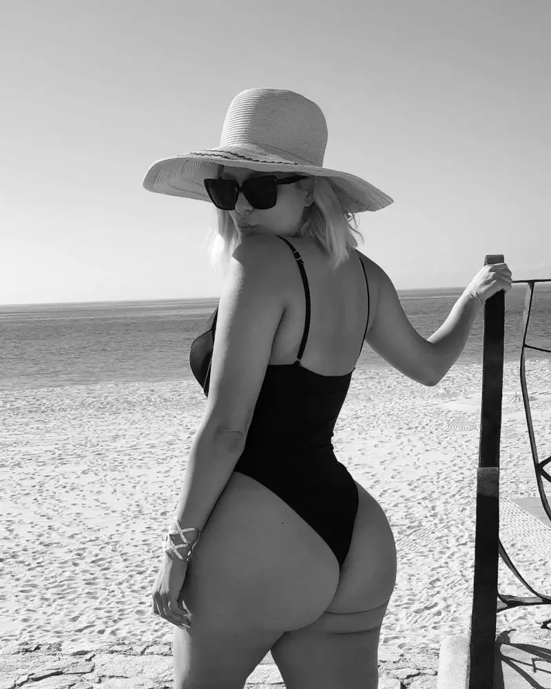 Nwa, Anyị na-ekwo ekworo nke Bikini Sexy Sexy Bebe Rexha na Foto Swimsuit! Hụ Foto