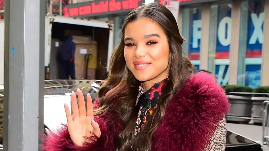 Hailee Steinfeld lyk soos 'n blomkaleidoskoop-droom in NYC