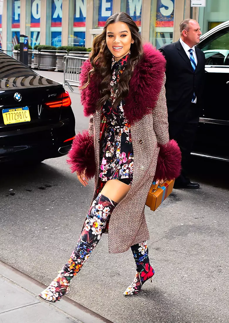 Hailee Steinfeld lyk soos 'n blomkaleidoskoop-droom in NYC