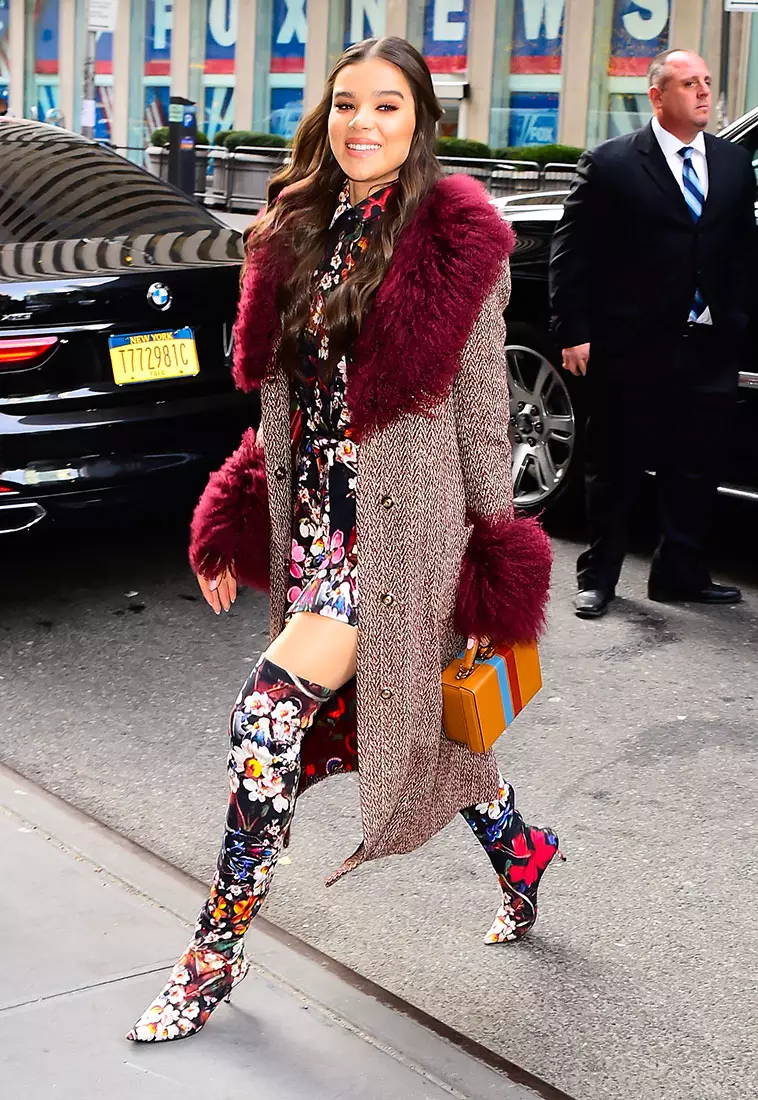 Hailee Steinfeld lyk soos 'n blomkaleidoskoop-droom in NYC