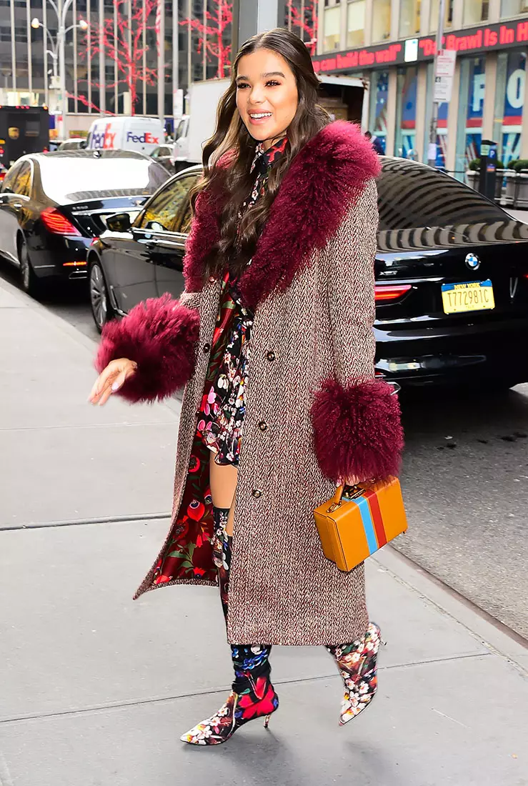 Hailee Steinfeld lyk soos 'n blomkaleidoskoop-droom in NYC