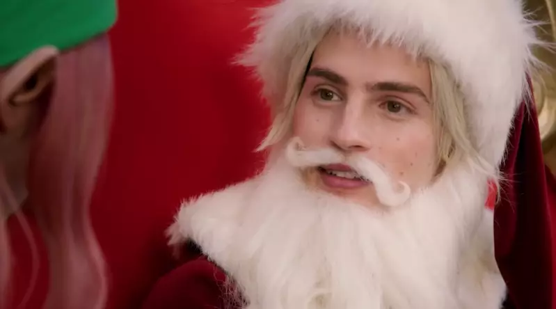 Gregg Sulkin minangka Bayi ing A Cinderella Story Christmas Wish