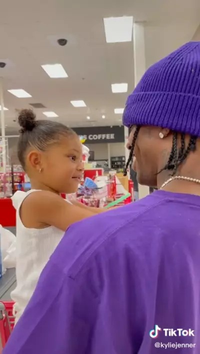 Kylie Jenner comparte un dulce montaje de su viaje a Texas con Travis Scott y su hija Stormi