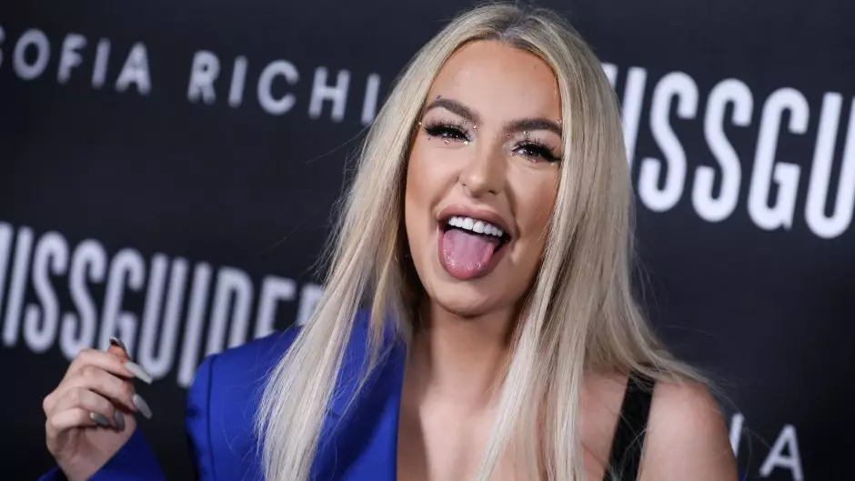 Tana Mongeau Ssejjaħ lill-Exes tagħha f'Jum San Valentinu