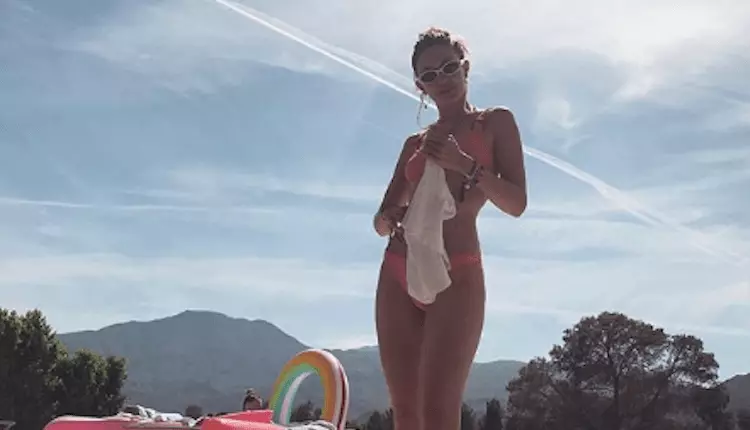 Ružičasti bikini Gigi Hadid uz bazen