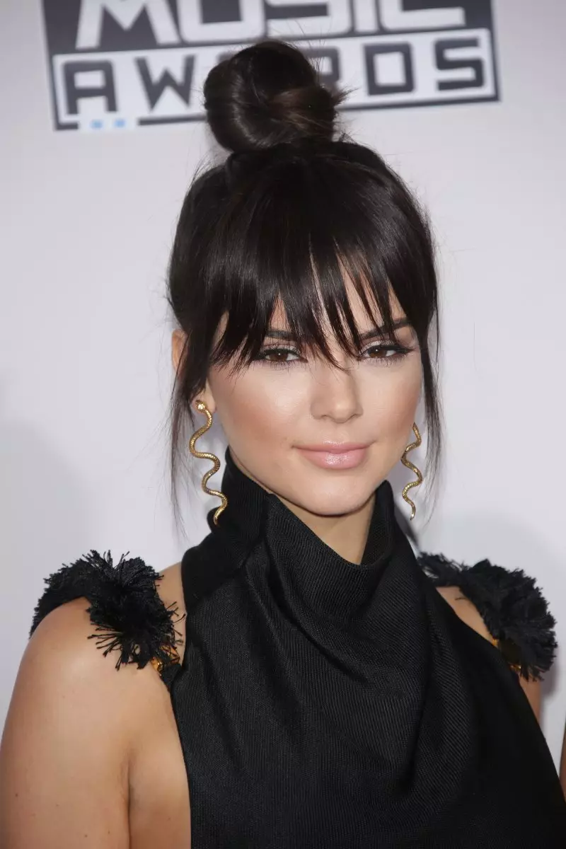 Tanti cambiamenti! La trasformazione dei capelli di Kendall Jenner nel corso degli anni: foto