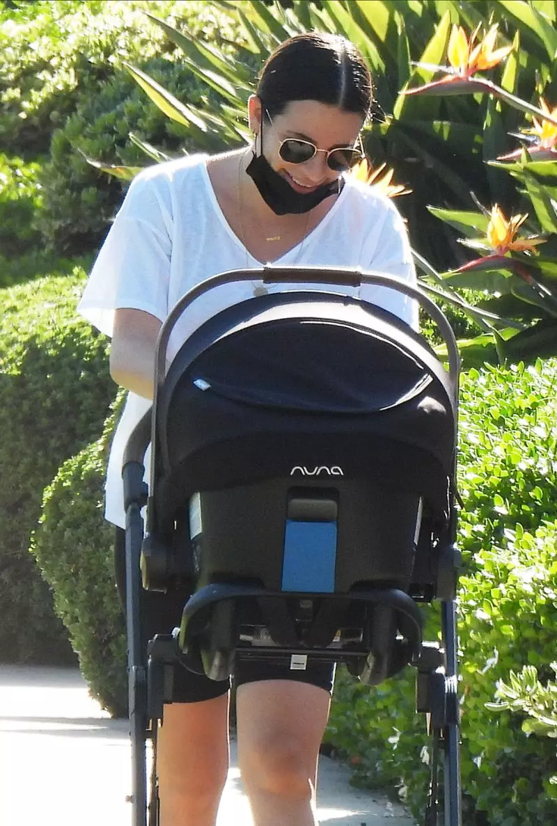 lea-michele-zandy-reich-bayi-pernah-keluar-berjalan-santa-monica