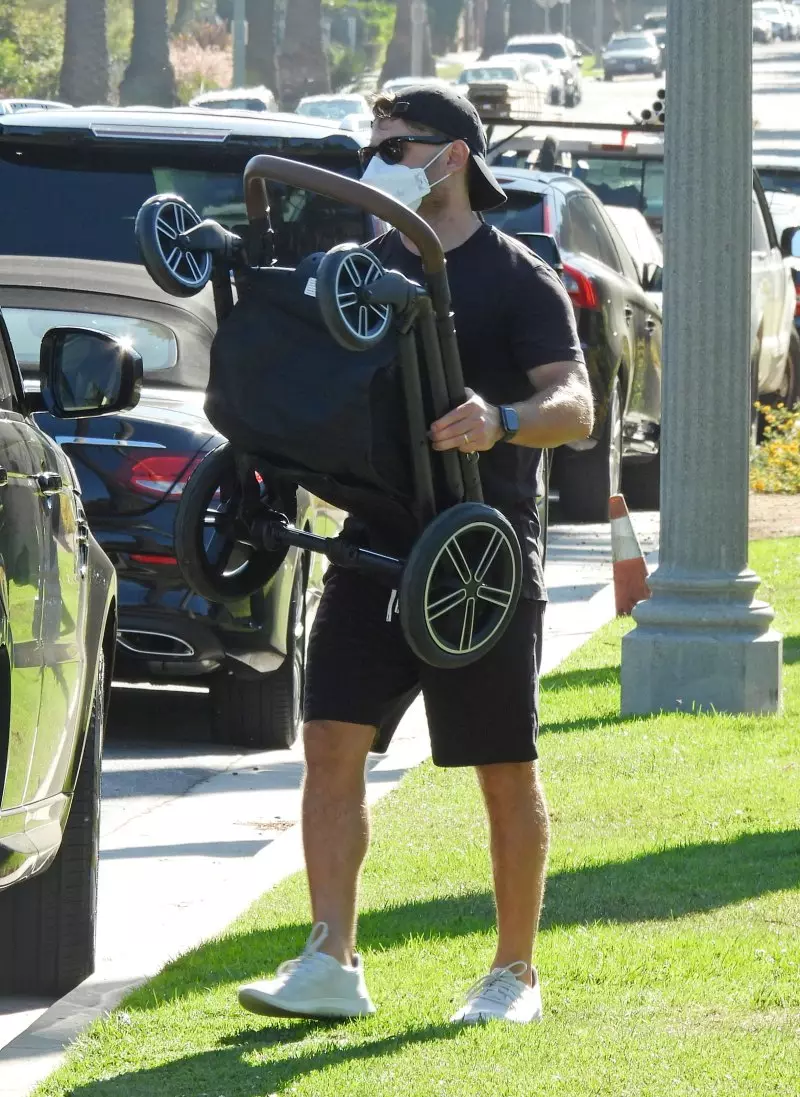 lea-michele-zandy-reich-baby-ever-out-for-walk-santa-monica