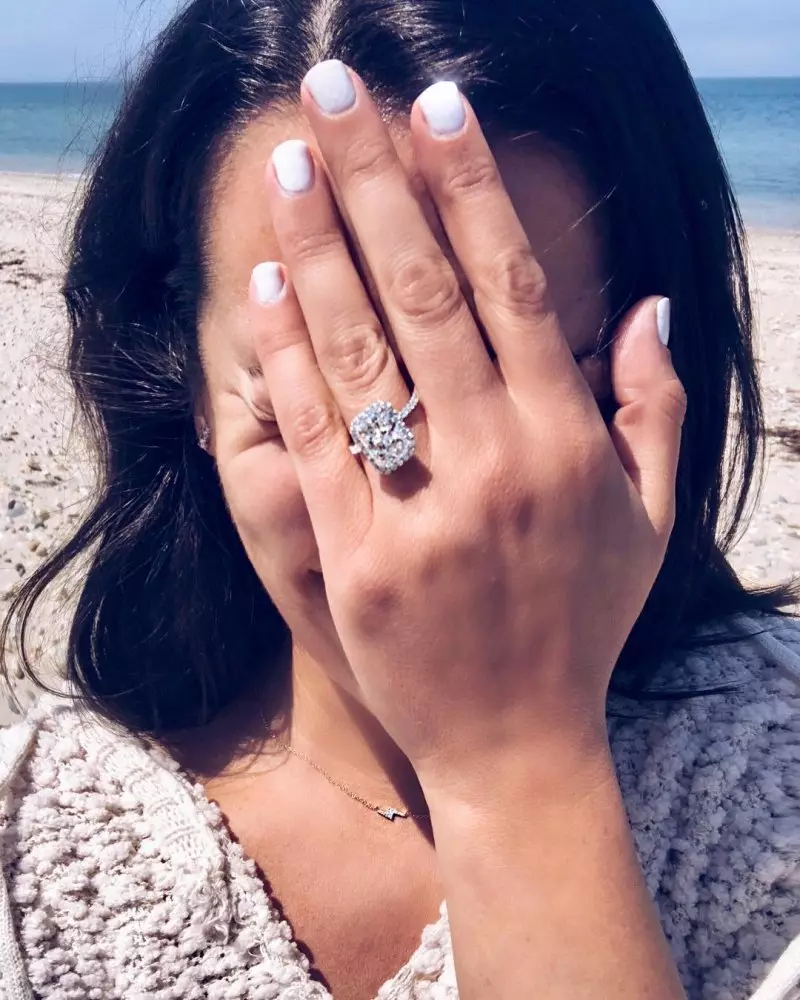 Lea Michele montre une bague de fiançailles de Zandy Reich