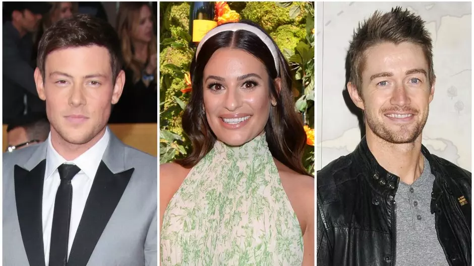 Cory Monteith de la Glee poartă costum gri cu revere negre Lea Michele zâmbește în rochie cu flori și bentiță albă Robert Buckley poartă jachetă de piele neagră și tricou gri