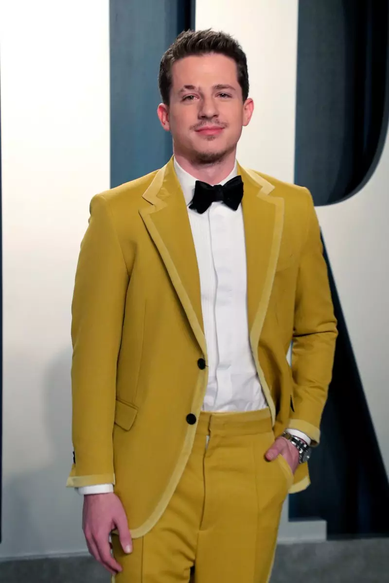 Charlie Puth poartă costum din catifea galben muștar