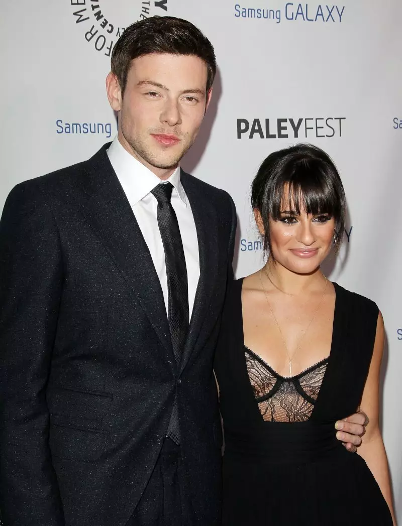 Cory Monteith și Lea Michele zâmbesc împreună pe covorul roșu