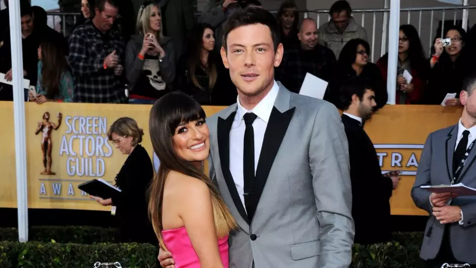 Glee-Star Lea Michele und der verstorbene Freund Cory Monteith posieren auf dem Roten Teppich vor der Beziehungszeitleiste des Todes