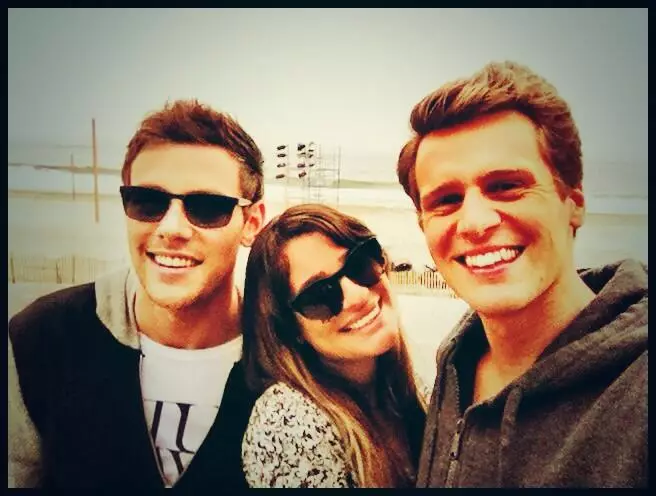 Lea Michele šypsosi su Cory Monteith ir Jonathon Groff