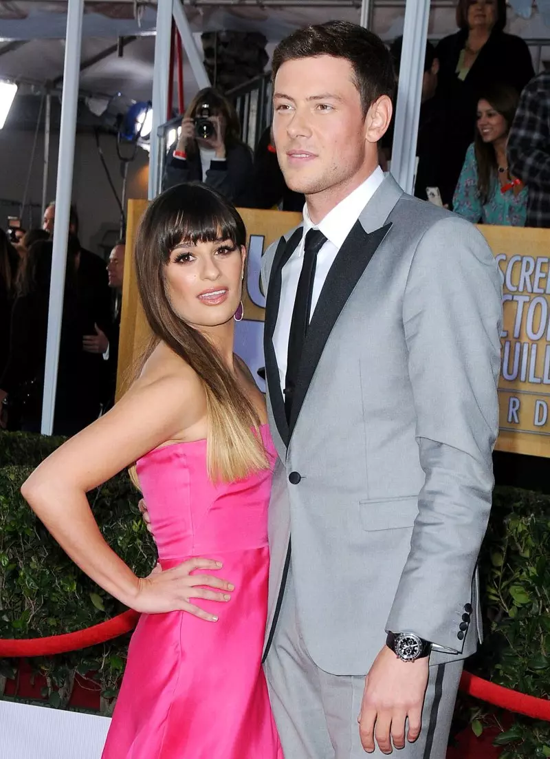 Lea Michele vilki rožinę suknelę su vaikinu Cory Monteith pilku kostiumu