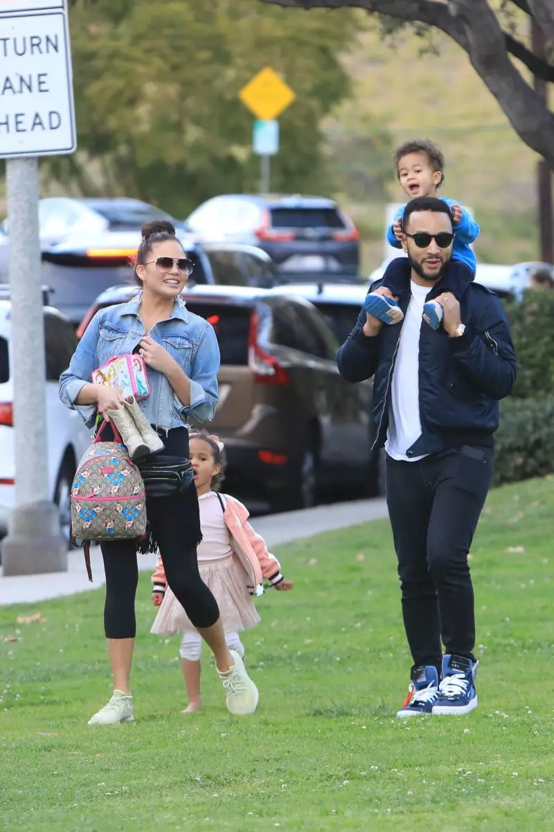 Chrissy Teigen u John Legend Ħu lil Luna u Miles lejn il-Park