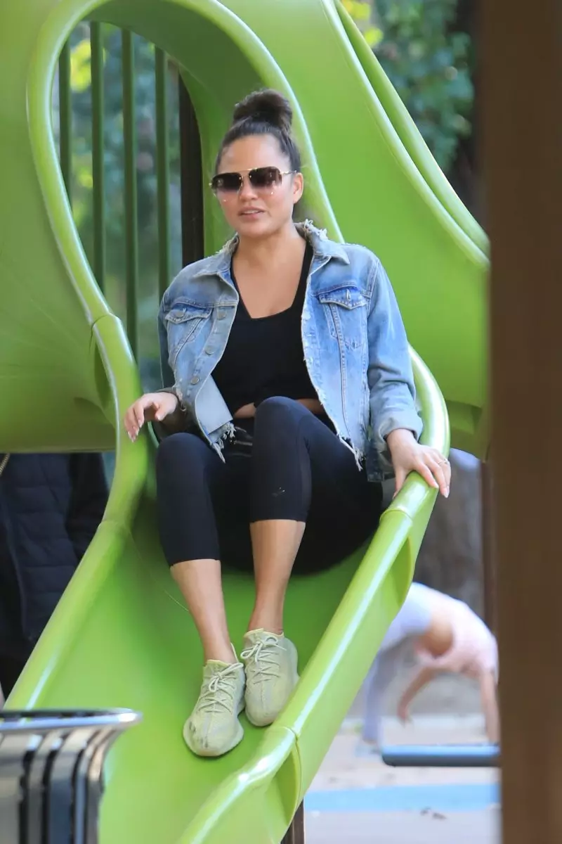 Chrissy Teigen ir Johnas Legendas nuveža Luną ir Milesą į parką