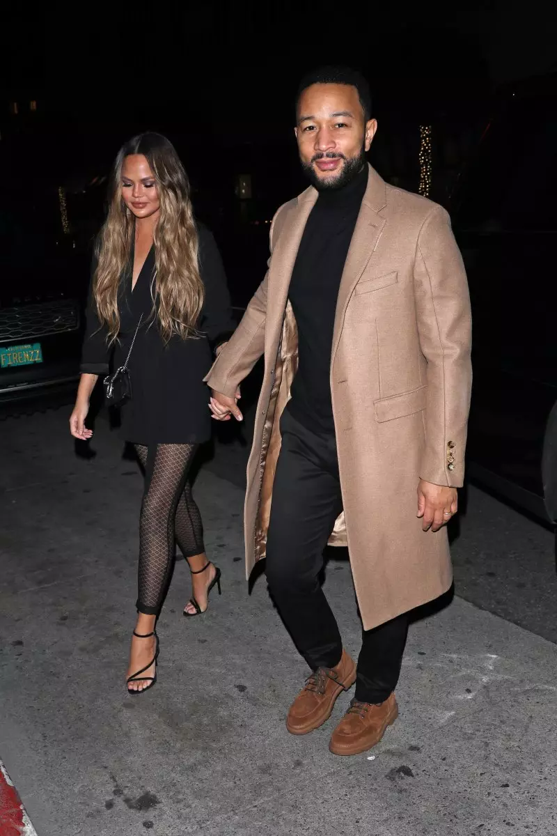 Chrissy Teigen John Legend kenbe men apre dine nan Beverly Hills